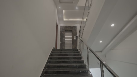 Parte interna. HOTEL GUPTA GARDEN