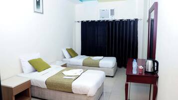 Quarto Básico, 2 camas individuais | Cofre no quarto, cortinas/cortinados opacos, quartos insonorizados