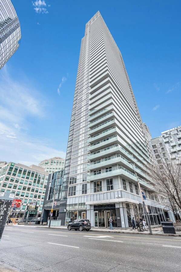 Modern City Suite in Downtown Toronto, Toronto: Hotel Reviews, Rooms ...