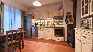 Refrigerador em uma área comum, micro-ondas em uma área comum
