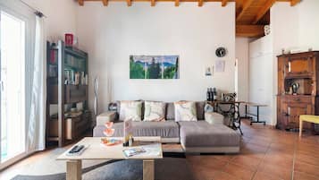 Apartamento, 1 quarto, fumadores, piscina privativa | Sala | Leitor de DVD, livros