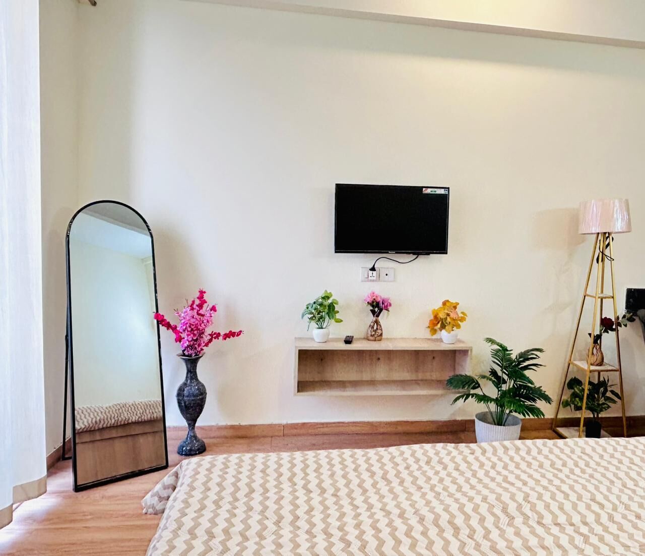 The Solis - Stay By Sunstone - Couple Friendly - Ghaziabad