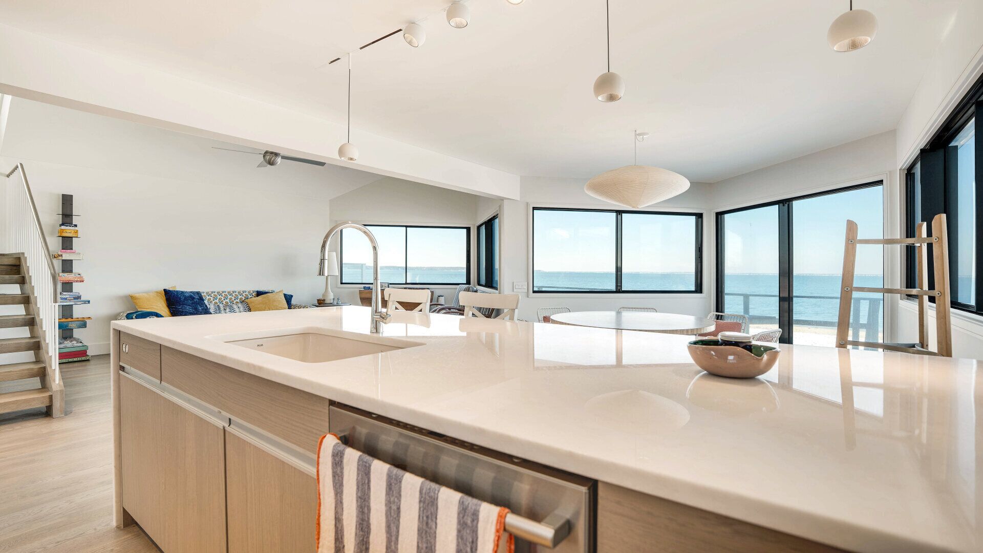 Stunning Modern Beachfront Home In Southampton, Ideal For Small Groups And... - The Hamptons, NY