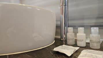 Chuveiro, secador de cabelo, toalhas de banho, sabonete