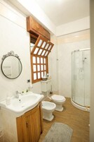 Quarto superluxo | Banheiro | Chuveiro, secador de cabelo, toalhas de banho, sabonete