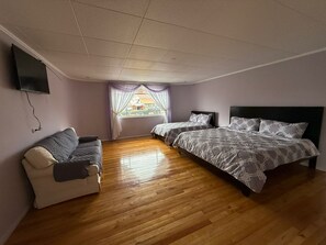 Casa família, sacada, vista para o jardim | Cortinas blackout, ferros/tábuas de passar roupa, Wi-Fi de cortesia