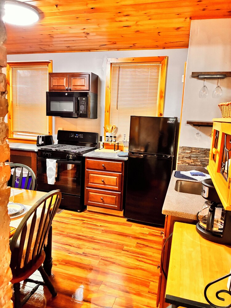 Cozy 2-Bedrooms Apartment In Historic Syracuse. Vintage Charms & Modern ...