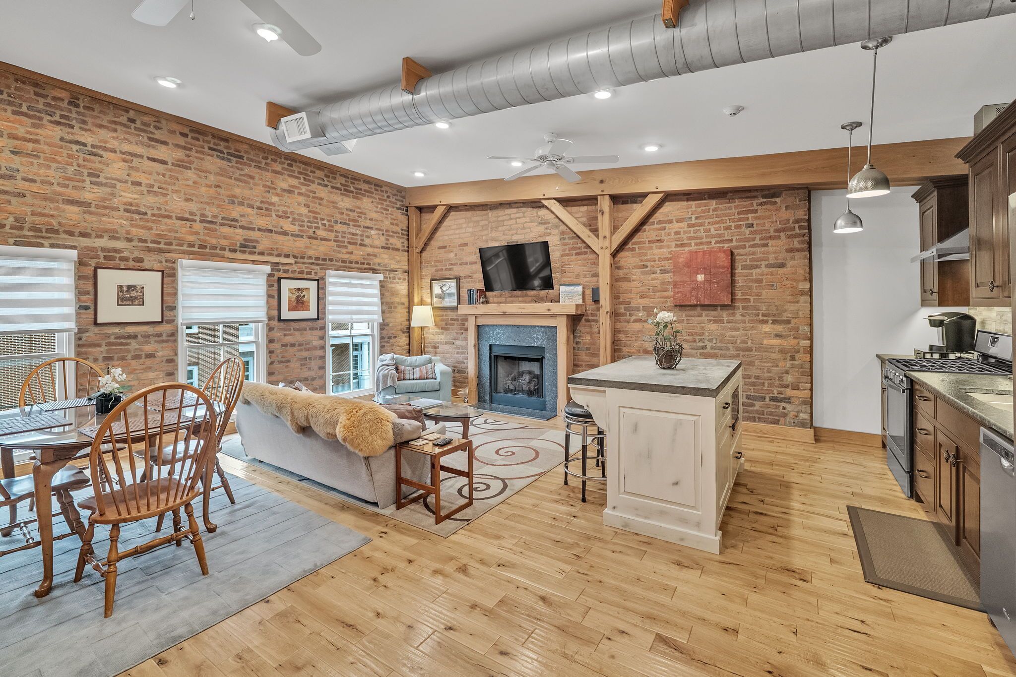 Light-filled Loft On Abingdons Main Street.  Sleeps 4, Walk Everywhere - Abingdon, VA