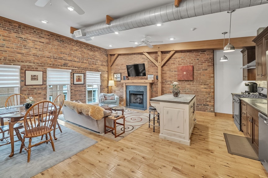 Light-filled Loft On Abingdons Main Street. Sleeps 4, Walk Everywhere - Abingdon, VA