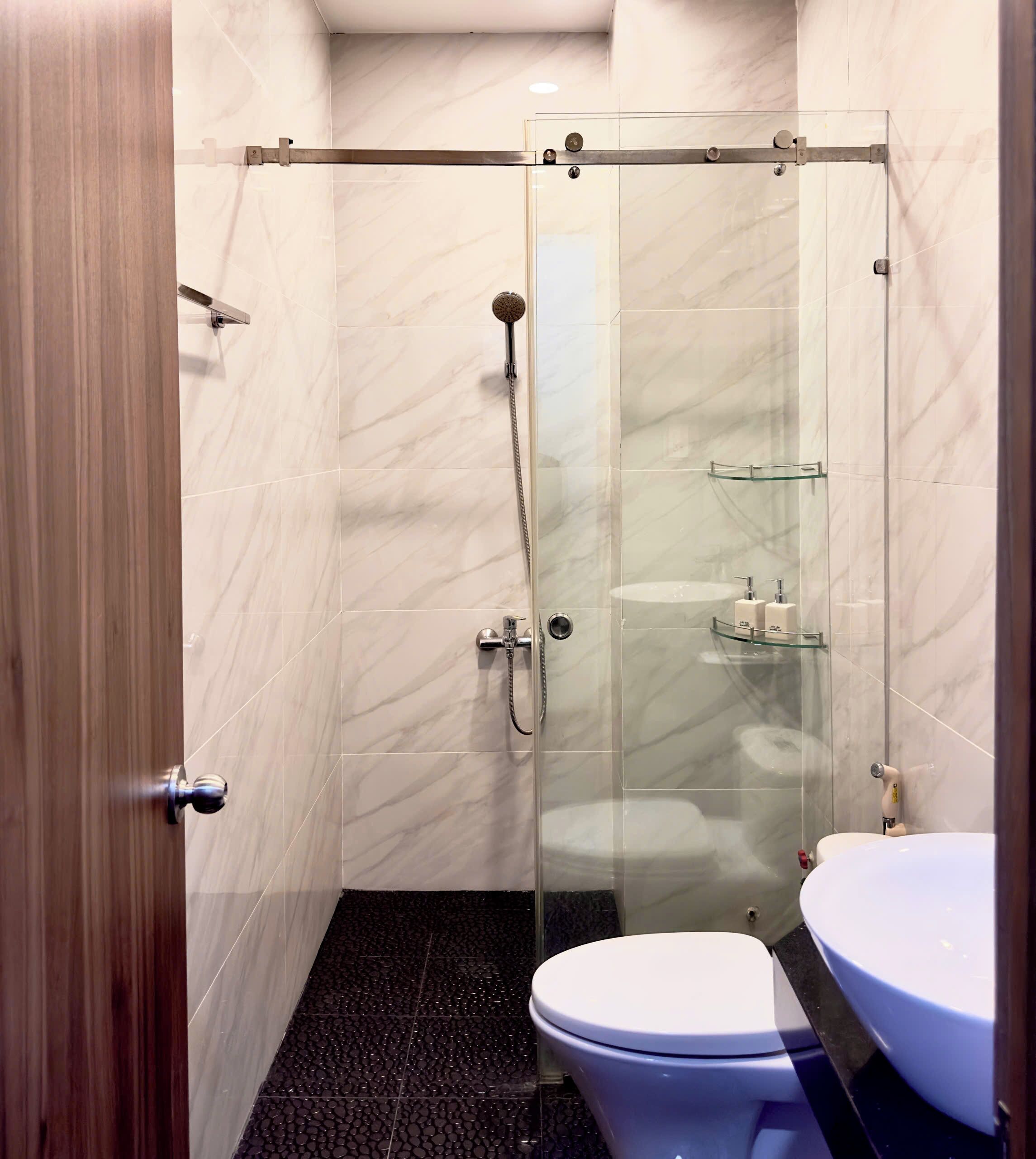 Estúdio standard, sacada, vista para a cidade | Banheiro | Produtos de toalete grátis, secador de cabelo, chinelos 