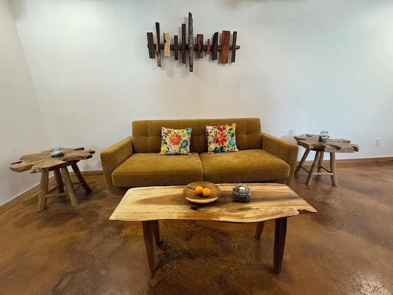 Handmade Furniture 2-bedroom House In Charming Ontario - 阿普蘭