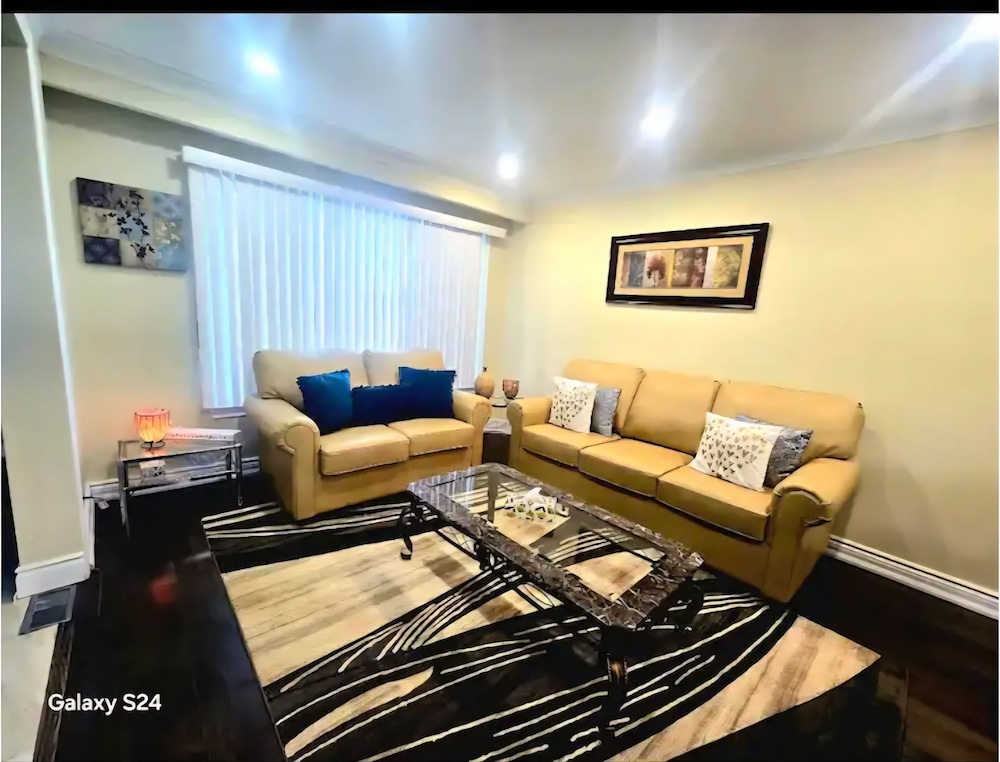 Luxurious house at central location close to hiking trails and all ...