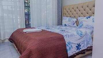 Quarto Individual Design | Secretária, ferro/tábua de engomar, roupa de cama fornecida