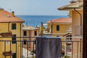 Apartamento, sacada, vista parcial para o mar | Vista do quarto