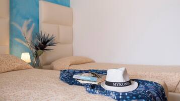 Apartamento, varanda, vista parcial para o mar | Cofre no quarto, ferro/tábua de engomar, Wi-fi grátis