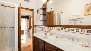 Apartamento, varanda, vista parcial para o mar | Casa de banho | Um polibã, toalhas fornecidas, sabão, champô