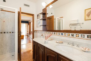 Apartamento, sacada, vista parcial para o mar | Banheiro | Chuveiro, toalhas de banho, sabonete, shampoo