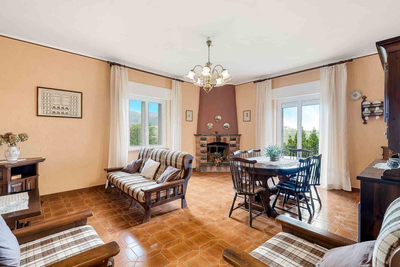 Maison Ro Is A Splendid Villa Located In The Picturesque Val Di Vara And Alta Via Dei Monti, 35 Minutes Away From La Spezia And The Cinque Terre. Immersed In Nature And Surrounded By A Lush Garden. Ideal For A Relaxing Holiday, The House Offers A Perfect - Pontremoli