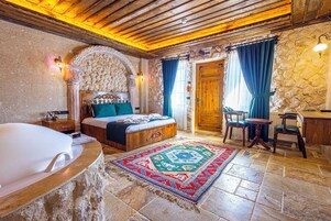 Quarto Duplo Superior, vista para o resort | Secretária, Wi-fi grátis 