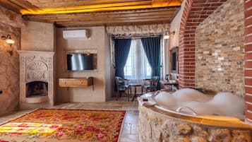 Quarto Duplo de Luxo, varanda, vista para o resort | Casa de banho | Um polibã, um secador de cabelo, toalhas fornecidas, sabão