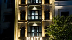 Um edifício de vários andares com o nome 