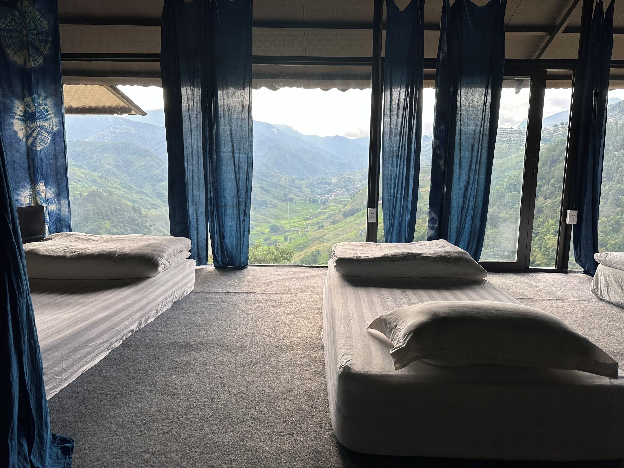 Dormitório Partilhado Económico | Com decoração personalizada, com mobília individualizada, secretária 