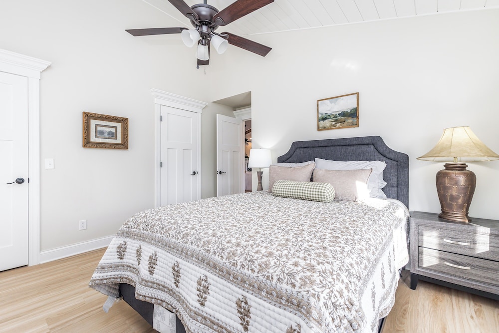 Modern 5 BR - All En Suites! Hot Tub, Fireplace, Screened Porch & MORE ...