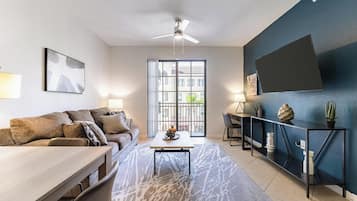 Apartamento (1 Bedroom) | Sala de estar | Televisor de 50 polegadas com canais digitais