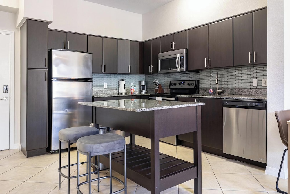 Landing Beautiful 1bd, Gym, Clubhouse - Pembroke Pines, FL