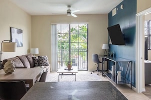 Apartamento (2 Bedrooms) | Sala de estar | Smart TV de 50 polegadas com canais digitais