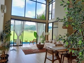 Villa Comfort | Sala de estar | Televisor de ecrã plano de 24 polegadas com canais digitais 