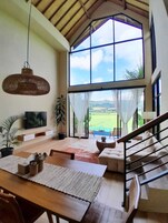 Villa Comfort | Sala de estar | Televisor de ecrã plano de 24 polegadas com canais digitais 