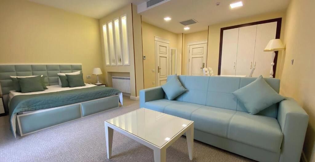 Suíte júnior, vista para a montanha | Frigobar, cofres nos quartos, escrivaninha