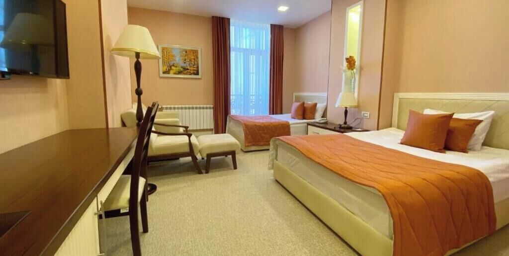 Quarto duplo standard, vista para o rio | Frigobar, cofres nos quartos, escrivaninha