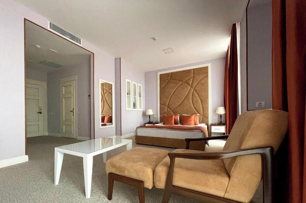 Quarto casal luxo, sacada, vista para a montanha | Frigobar, cofres nos quartos, escrivaninha