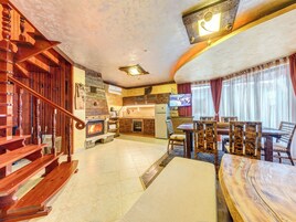 Villa Deluxe, vista para a montanha | Sala de estar | Lareira 