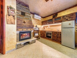 Villa Deluxe, vista para a montanha | Cozinha privada | Um frigorífico/congelador grande, um micro-ondas, um forno 