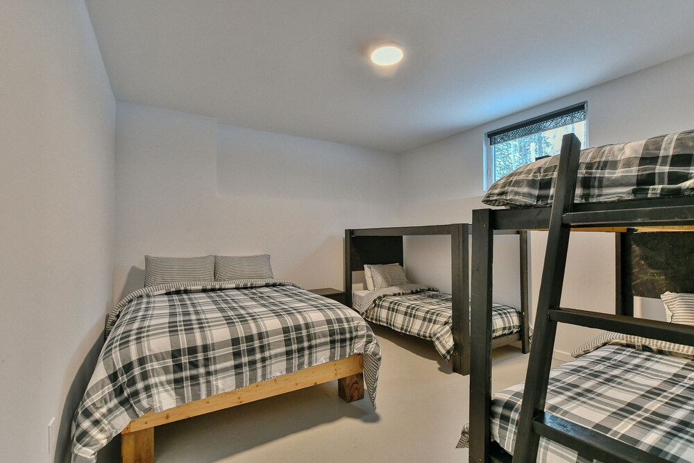 Luxueux chalet, bord de lac, 8 chambres, spa, plage & quai privé. 21 ...