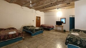 Quarto Quádruplo Standard, ar condicionado | Secretária adequada para computadores portáteis 