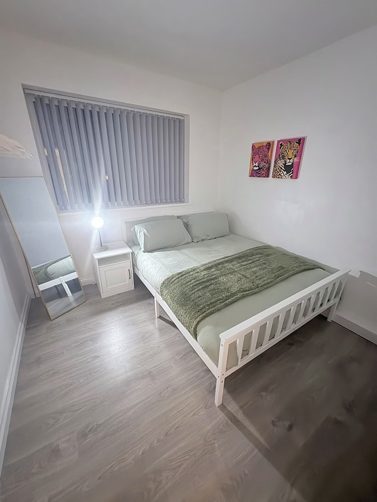 Stylish, 2-bed Private Apartment in Liverpool - Gateacre Village - FREE ...