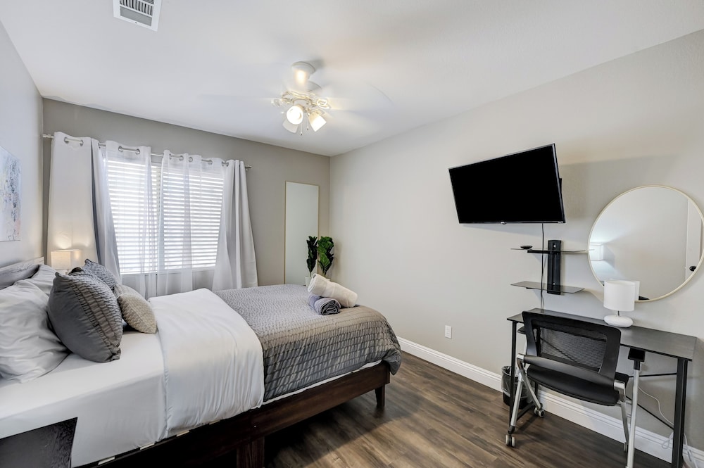 Fantastic 5-bedroom house 6 miles to Las Vegas Strip! Reviews, Deals ...