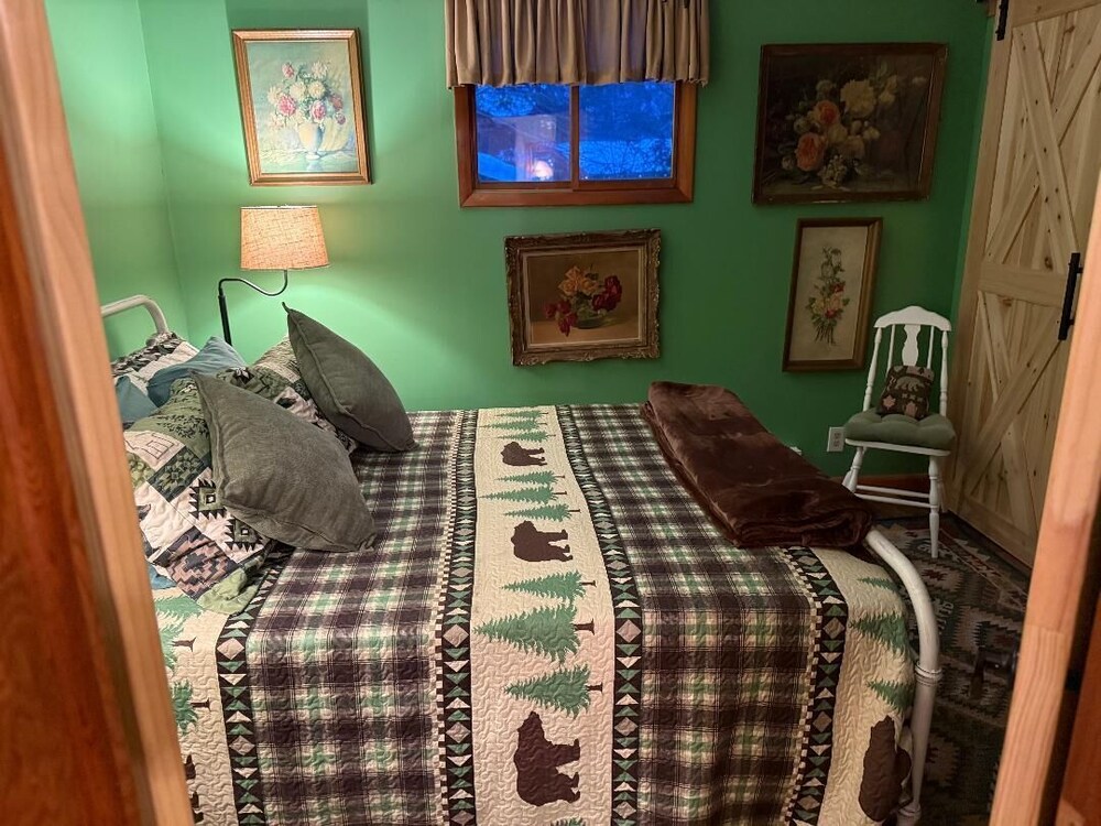 Charming, newly renovated cottage with views and access to Little Wolf ...