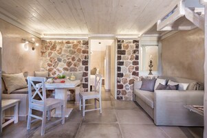 Vila superluxo, 2 quartos, piscina particular | Área de estar | TV de tela plana