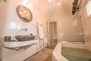 Villa de Luxo, 1 quarto, piscina privativa, vista para o mar | Casa de banho | Artigos de higiene pessoal grátis, um secador de cabelo, roupões