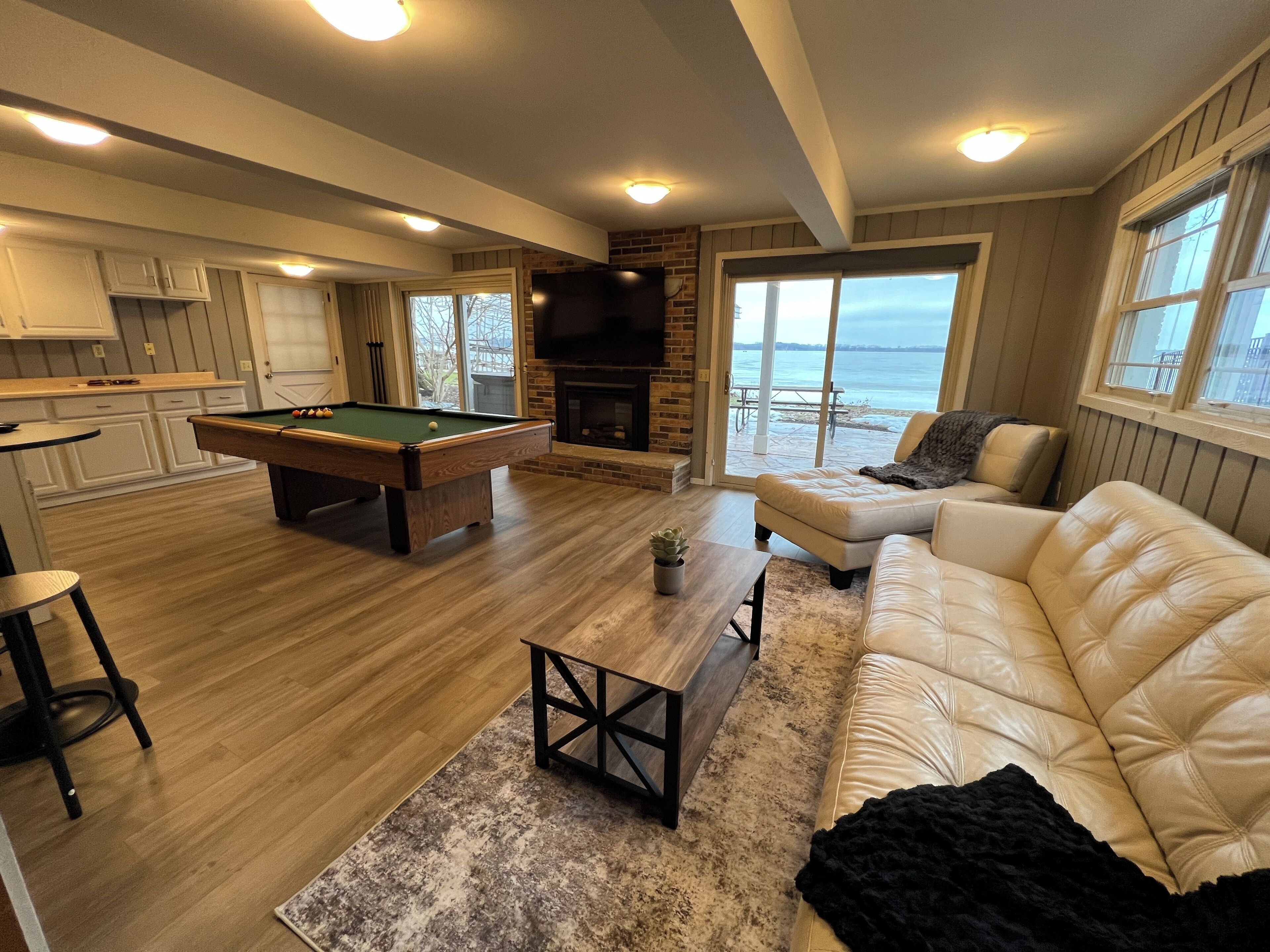 Luxury 4-bedroom On Lake Waubesa+hottub+privatedock+gameroom+smarttv+ev Charger - Madison, WI