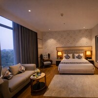 Quarto Standard | Roupa de alta qualidade, minibar, cofre no quarto, secretária 