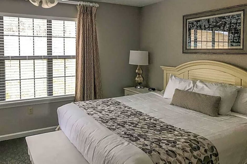 Clean+Comfy 2BR/2B "Berkshires Base" w/Heated Pools,FP, Jacuzzi,Gym ...