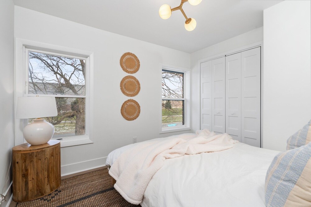 Luxury Modern Farmhouse Estate w/ Golf Sim & Theater Bungalow Reviews ...