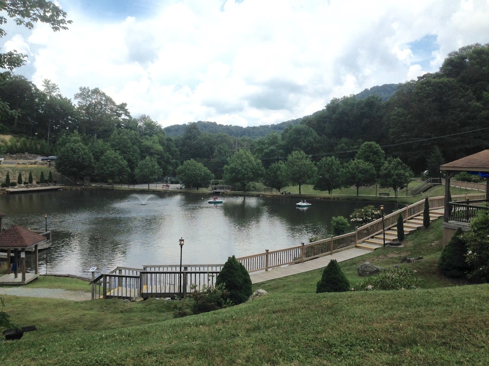 Cozy 2-bedroom loft in charming Banner Elk . Sleeps 7 people two pull ...