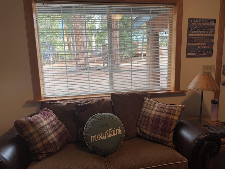 Updated Historic West Village Cabin Sleeps 6 Adults 4 Kids - Shaver Lake, CA